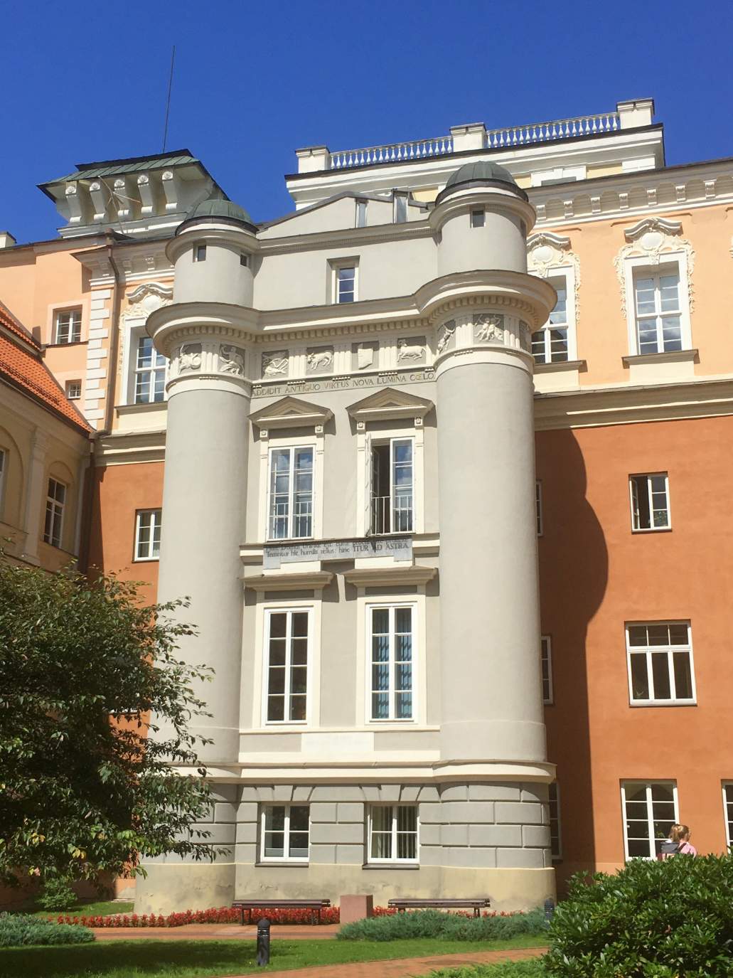 Solve Vilnius University jigsaw puzzle online with 99 pieces