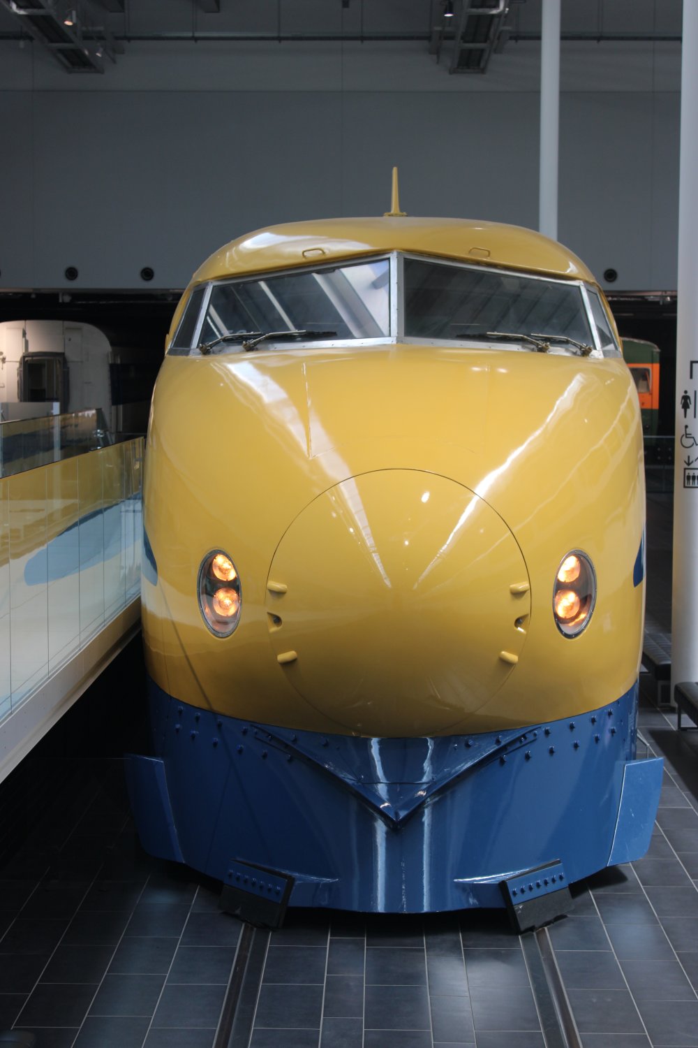 Solve Class 922 Doctor Yellow Shinkansen jigsaw puzzle online with 77 ...