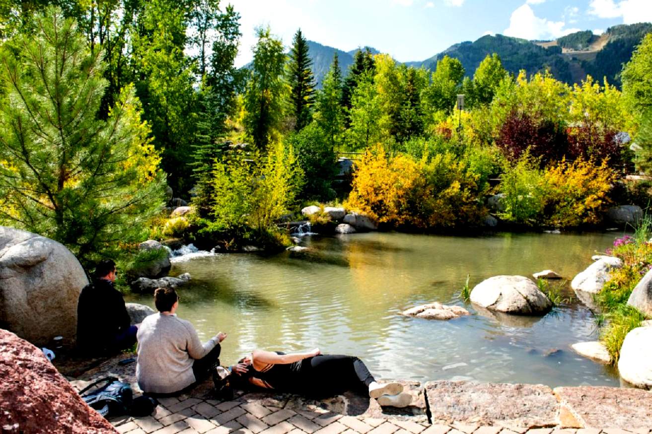 Solve Aspen Colorado jigsaw puzzle online with 24 pieces