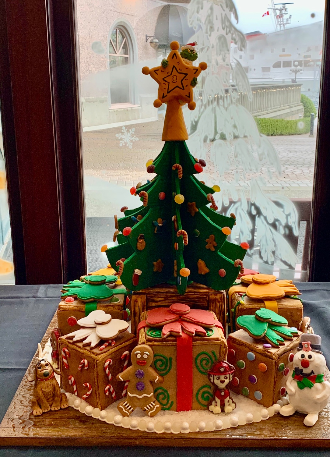 Solve Gingerbread Creations jigsaw puzzle online with 108 pieces