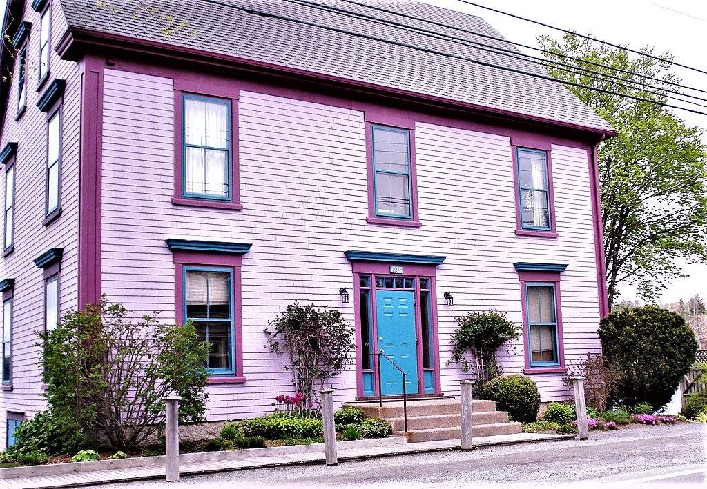 Solve Purple & blue house jigsaw puzzle online with 204 pieces