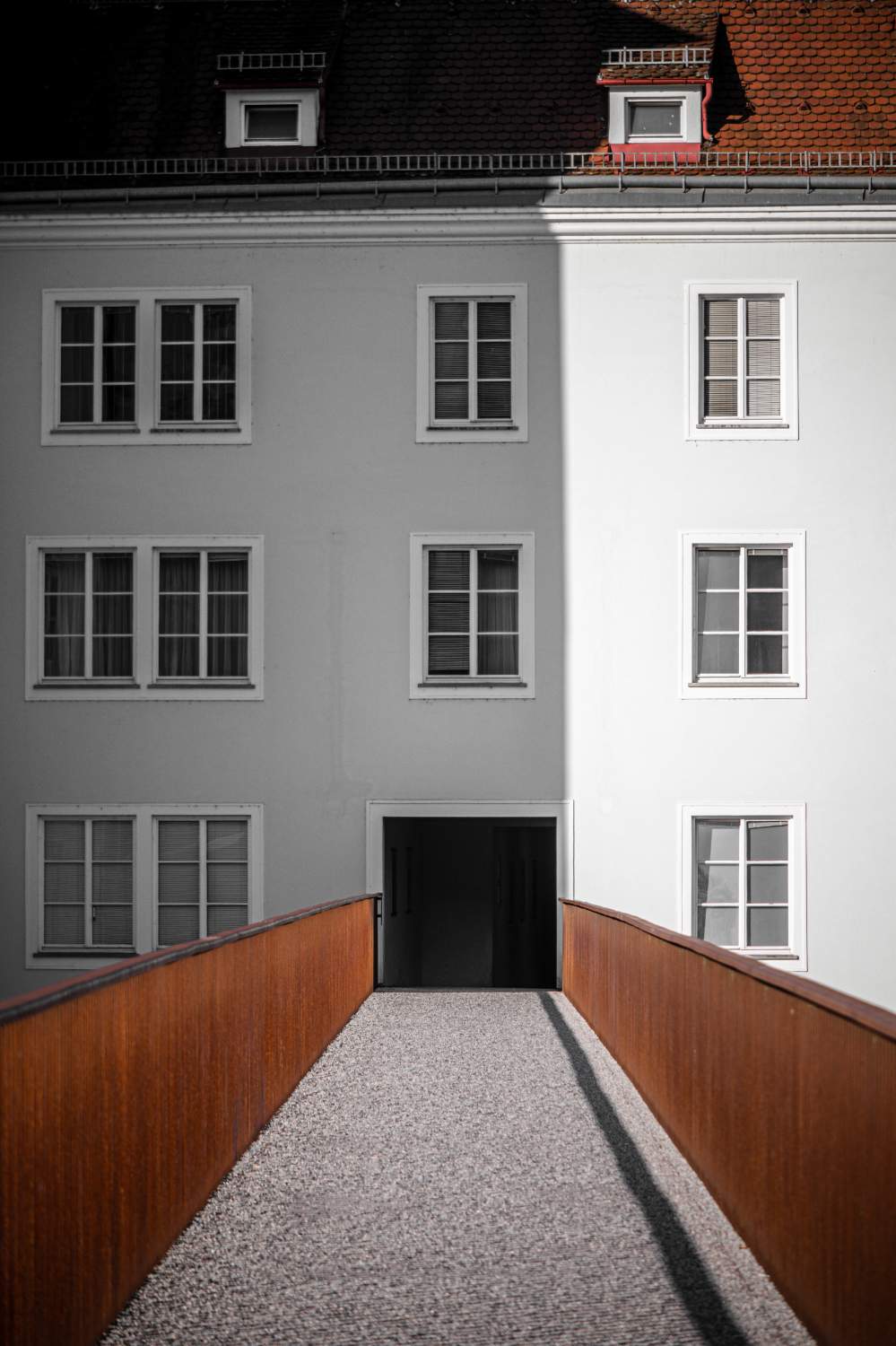 Solve light and shadow jigsaw puzzle online with 450 pieces