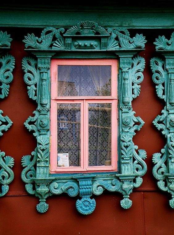 Solve BEAUTIFUL WINDOW jigsaw puzzle online with 63 pieces