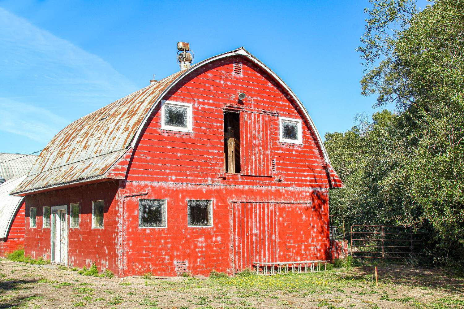 Solve MOLDY BARN jigsaw puzzle online with 96 pieces