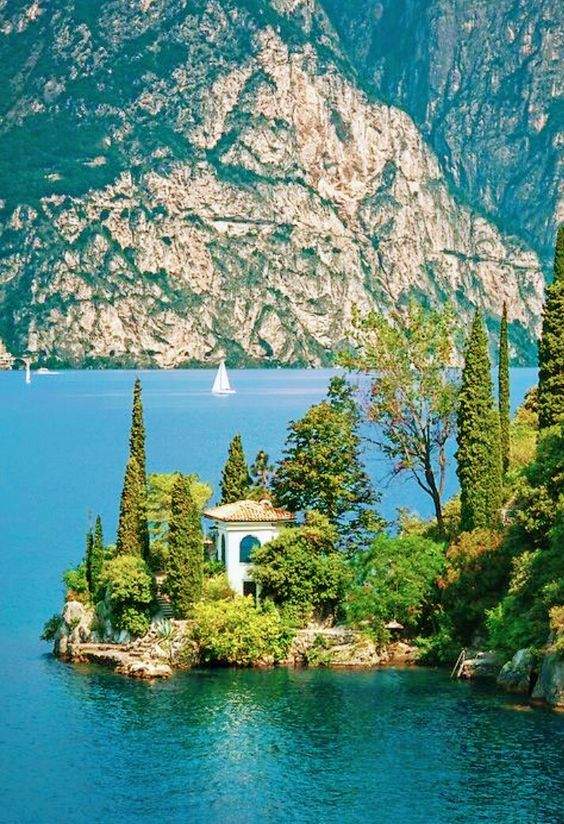 Solve Lago Garda, Itália.!!! jigsaw puzzle online with 77 pieces