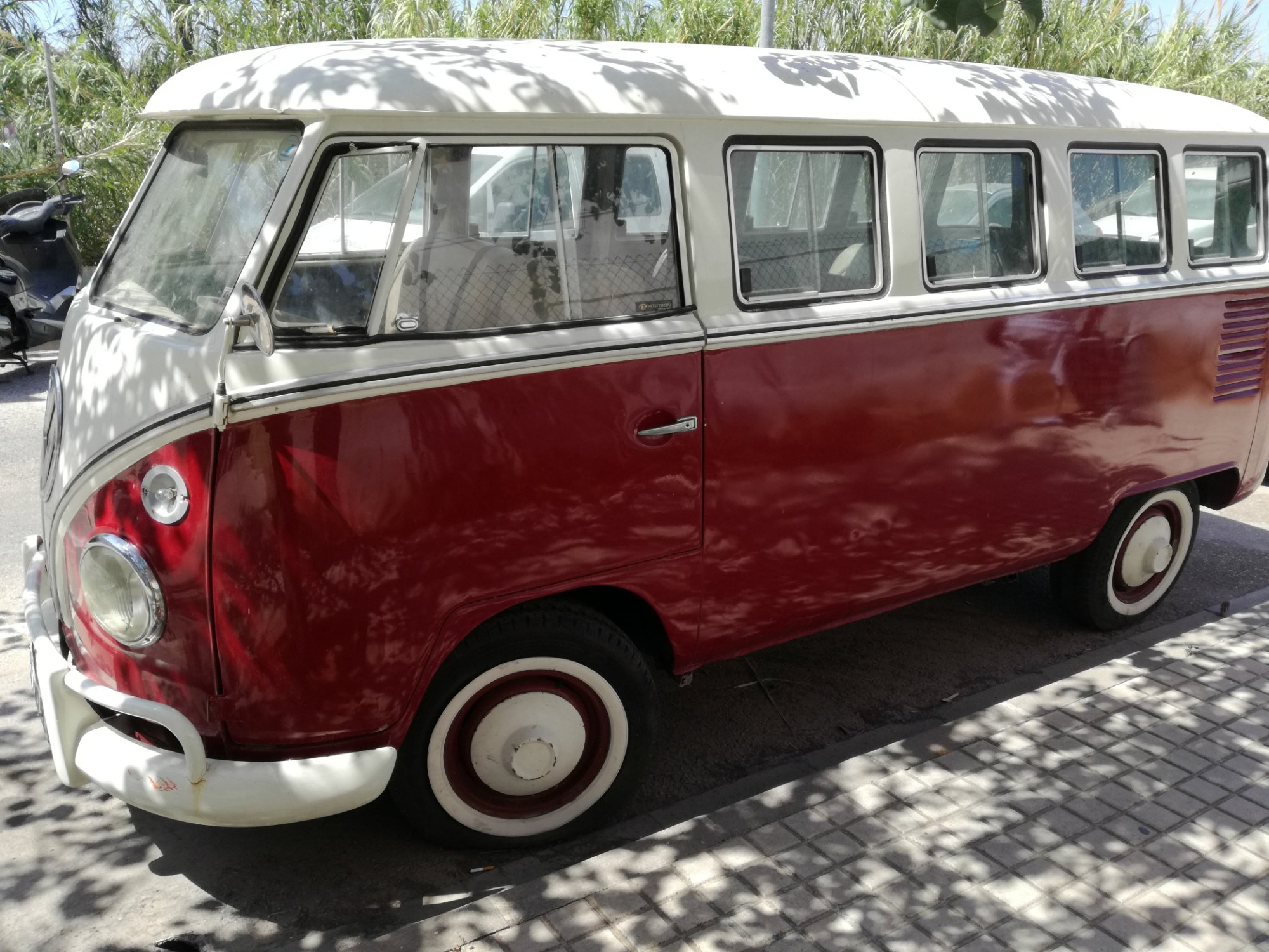 Solve A mini bus jigsaw puzzle online with 192 pieces