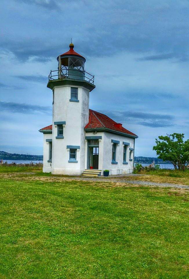 Solve Point Robinson Lighthouse jigsaw puzzle online with 77 pieces