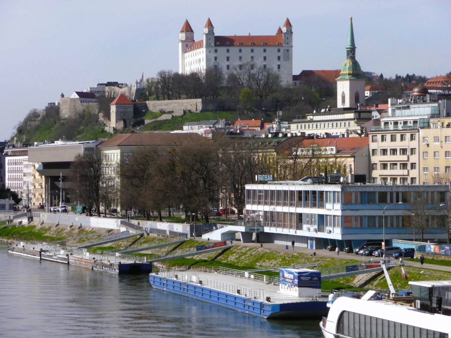Solve Bratislava, Pristav na Dunaji jigsaw puzzle online with 35 pieces