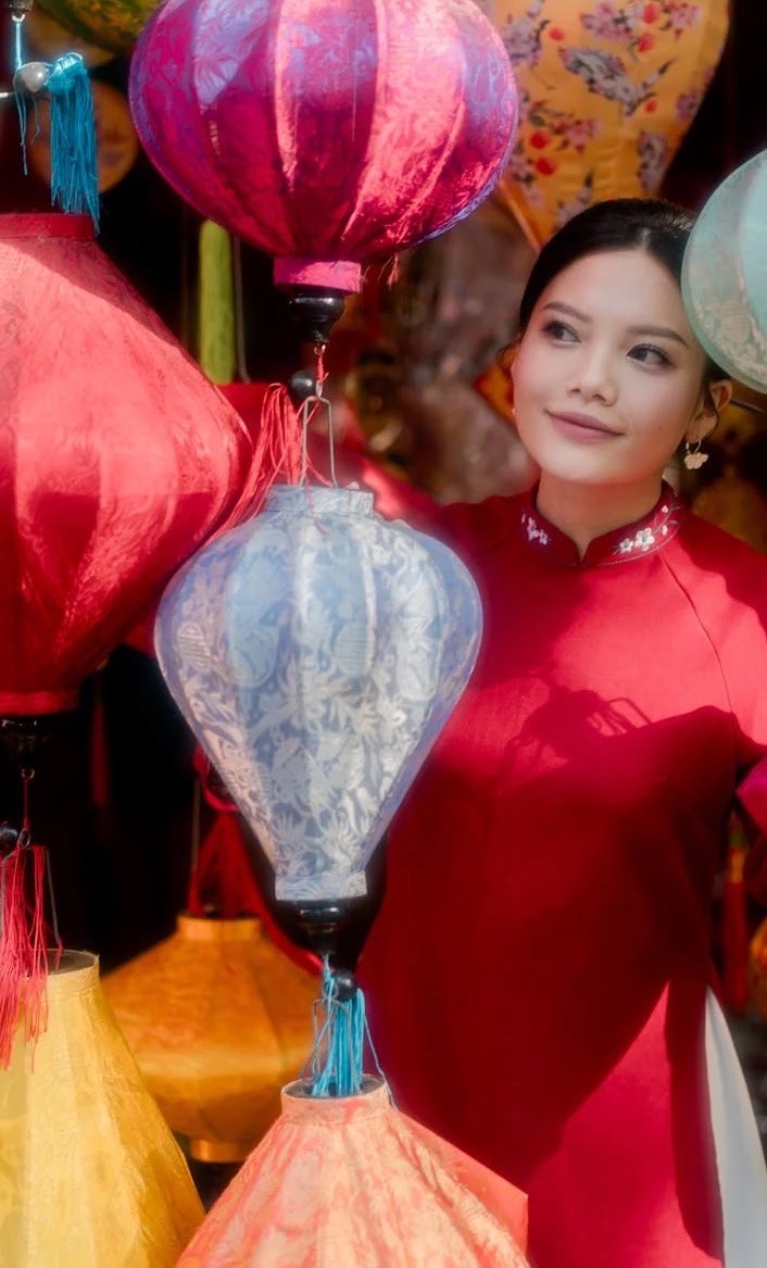 Solve Lantern Lady jigsaw puzzle online with 135 pieces