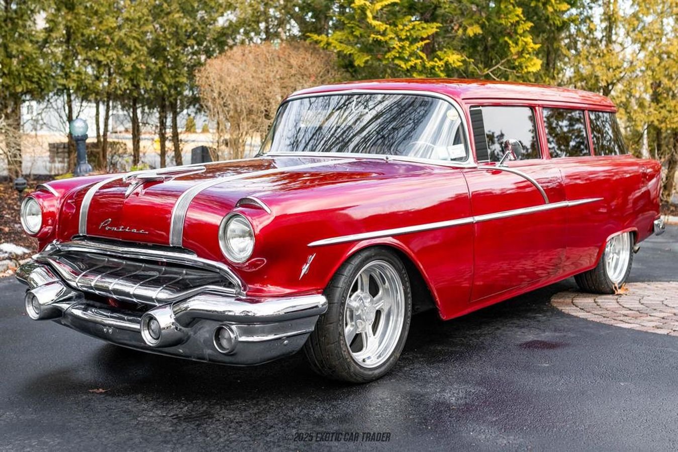 Solve 1956 Pontiac station wagon jigsaw puzzle online with 77 pieces