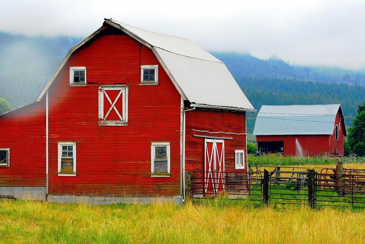 Solve Red Barn, Hood River Country.jpg jigsaw puzzle online with 70 pieces