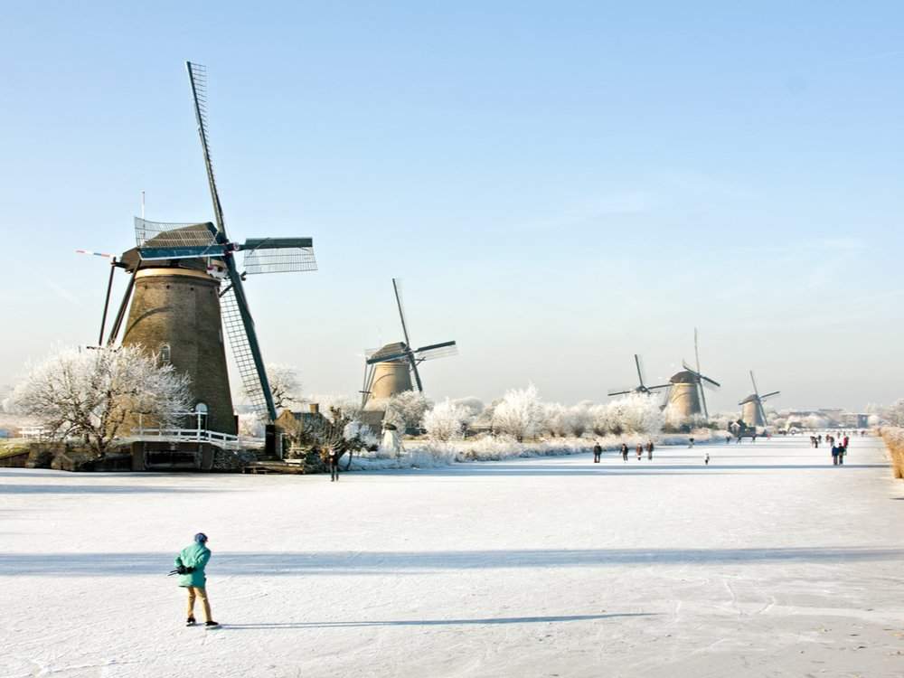 Solve Winter in the Netherlands jigsaw puzzle online with 35 pieces