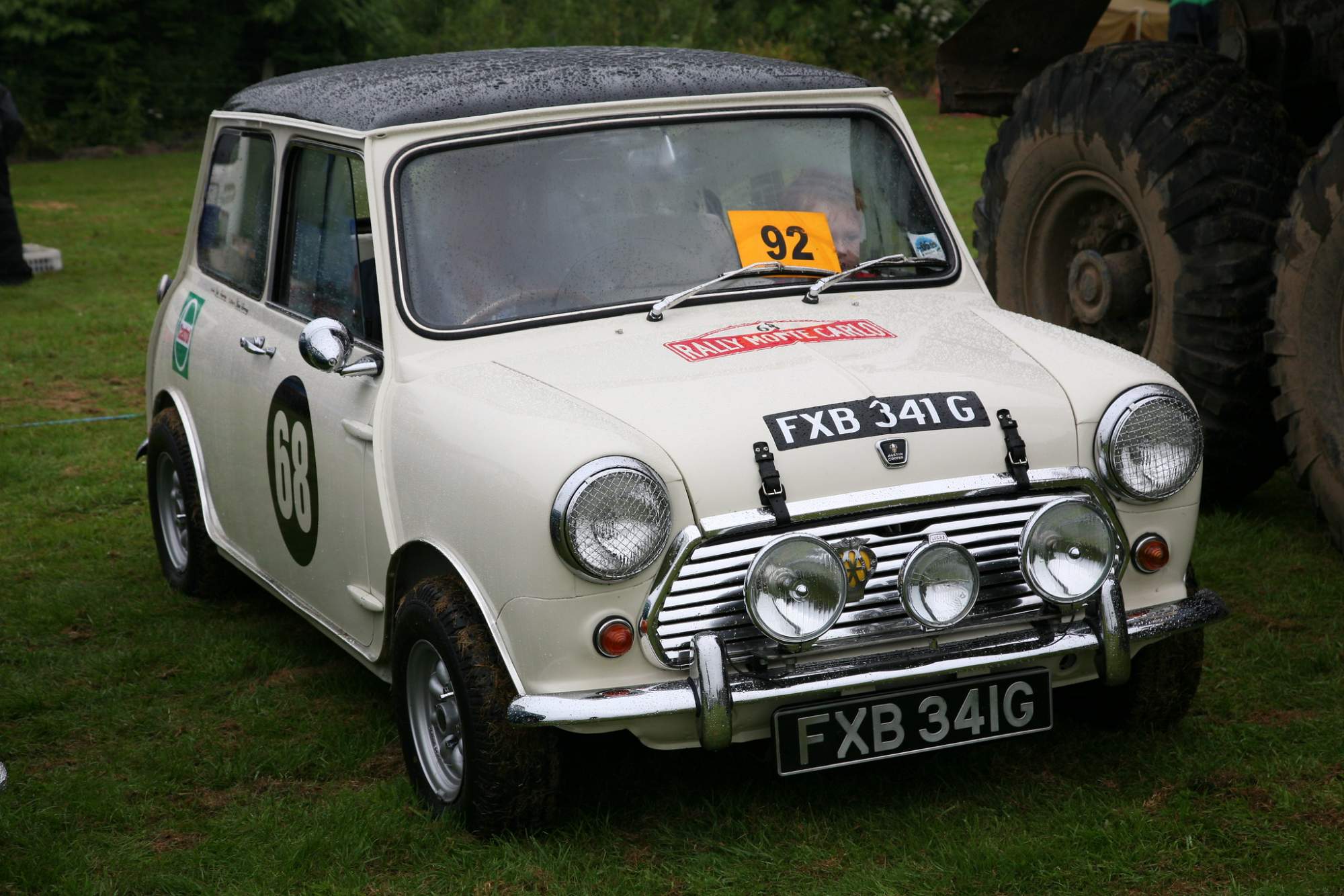 Solve Austin Mini Cooper jigsaw puzzle online with 216 pieces