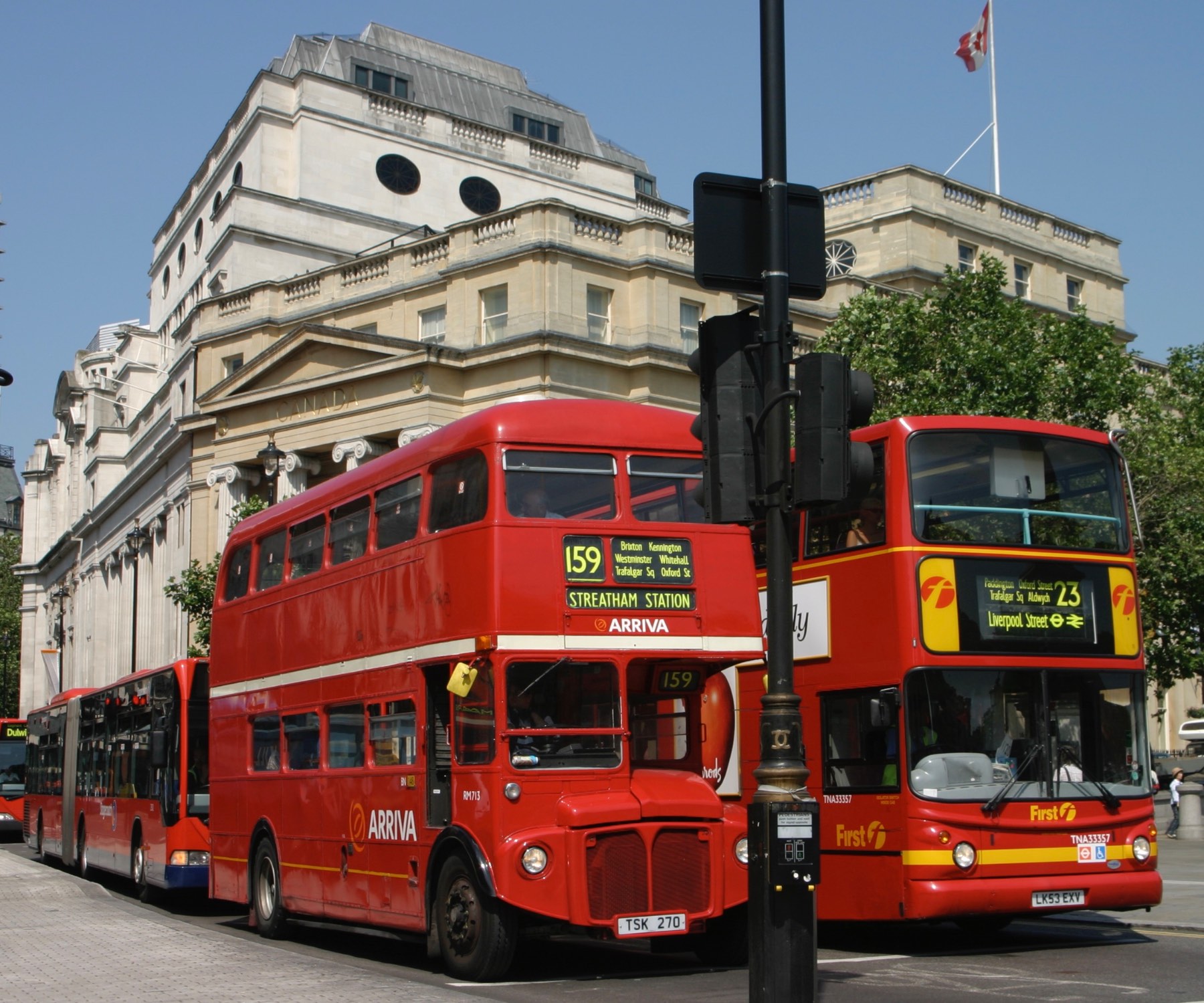 Solve iconic double decker buses. jigsaw puzzle online with 99 pieces