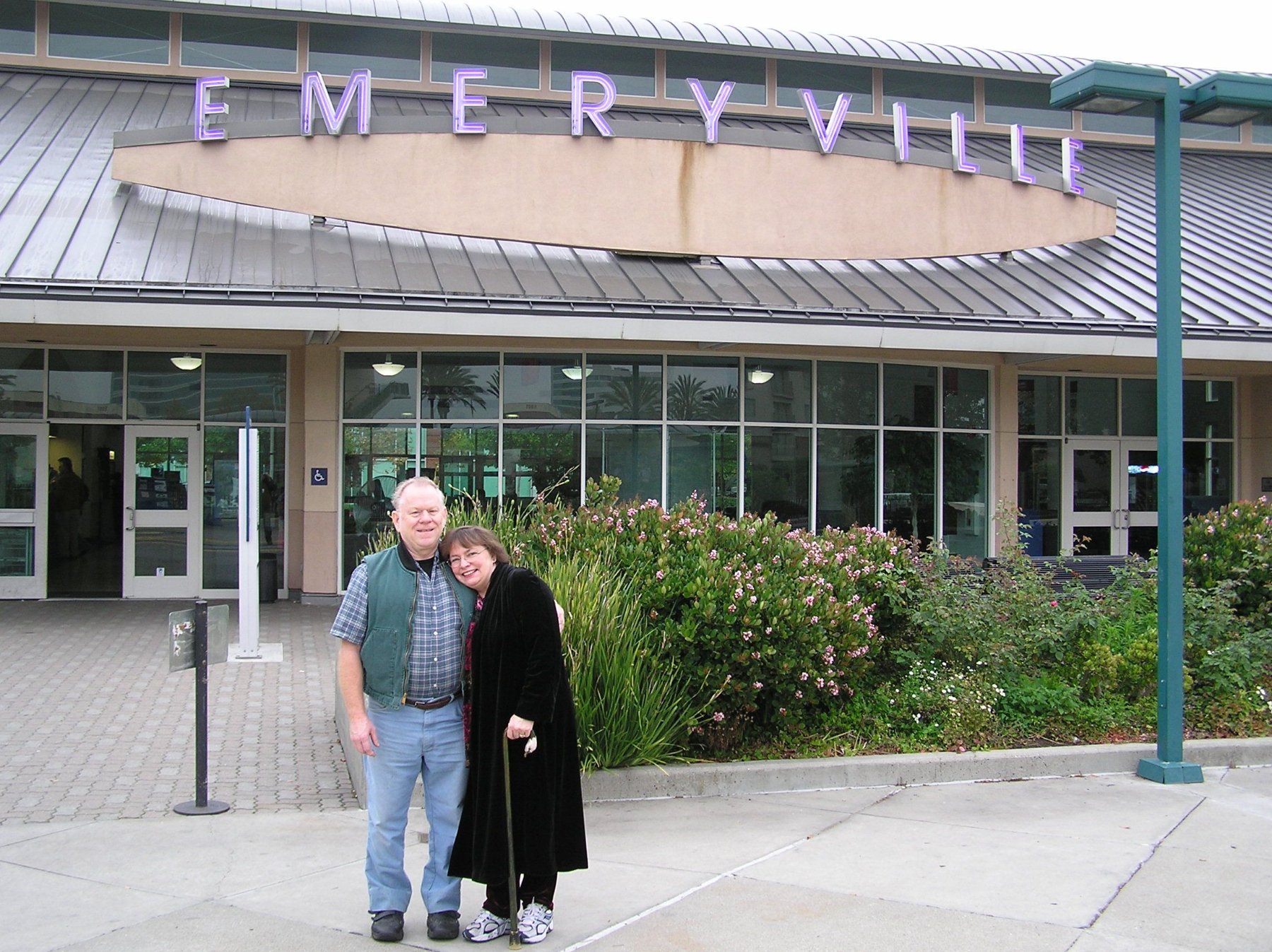 Solve Beth-Rod in Emeryville jigsaw puzzle online with 63 pieces