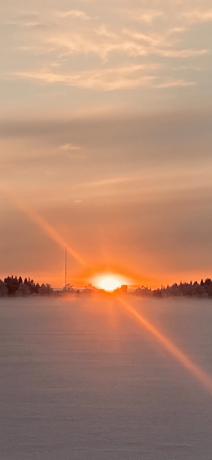 Solve ”Aurinko laskee selkäsi taa” jigsaw puzzle online with 72 pieces