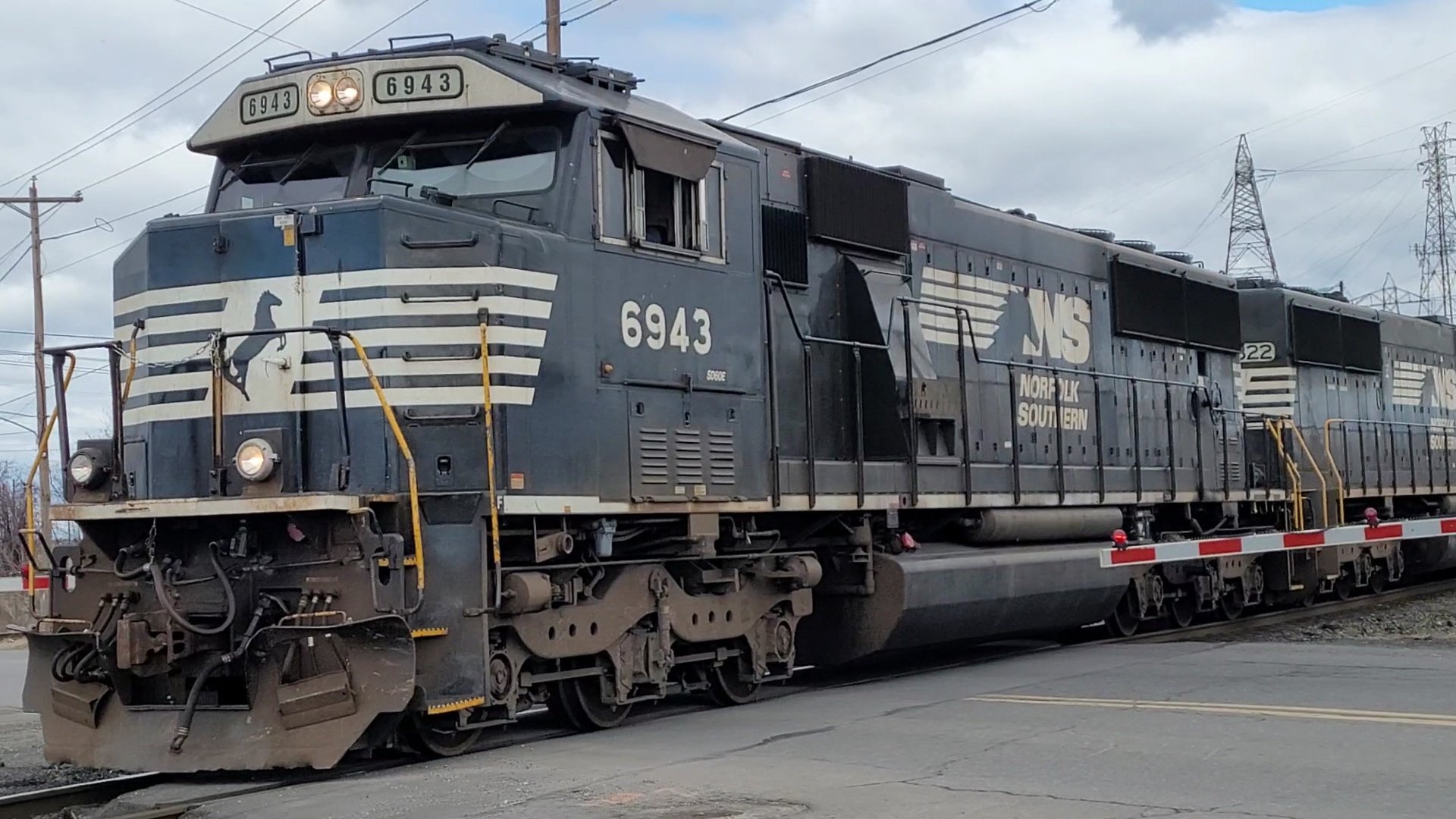 Solve NS 6943 leading a local out of Edgemoor Yard jigsaw puzzle online ...