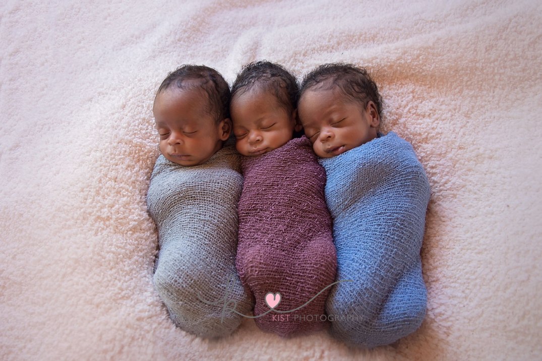 Solve Newborn Triplets jigsaw puzzle online with 77 pieces