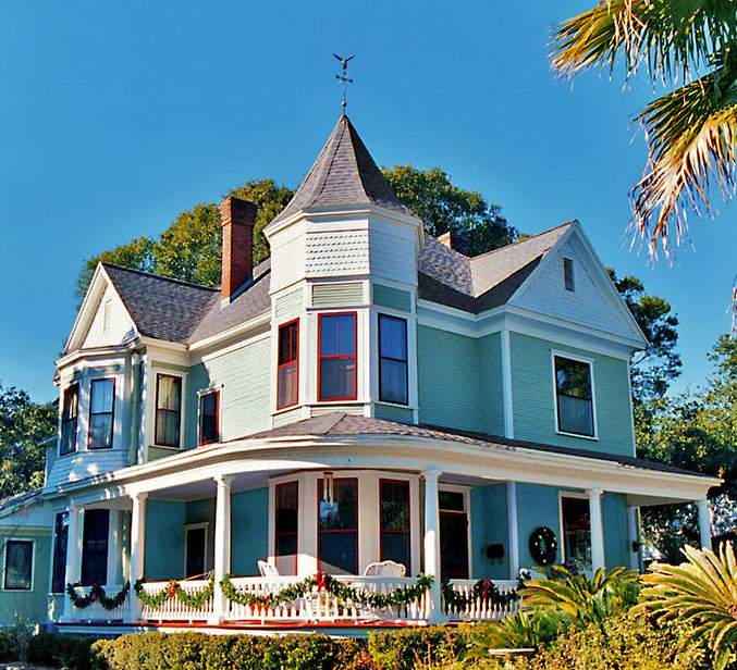 Solve Victorian home with corner angular turret jigsaw puzzle online ...
