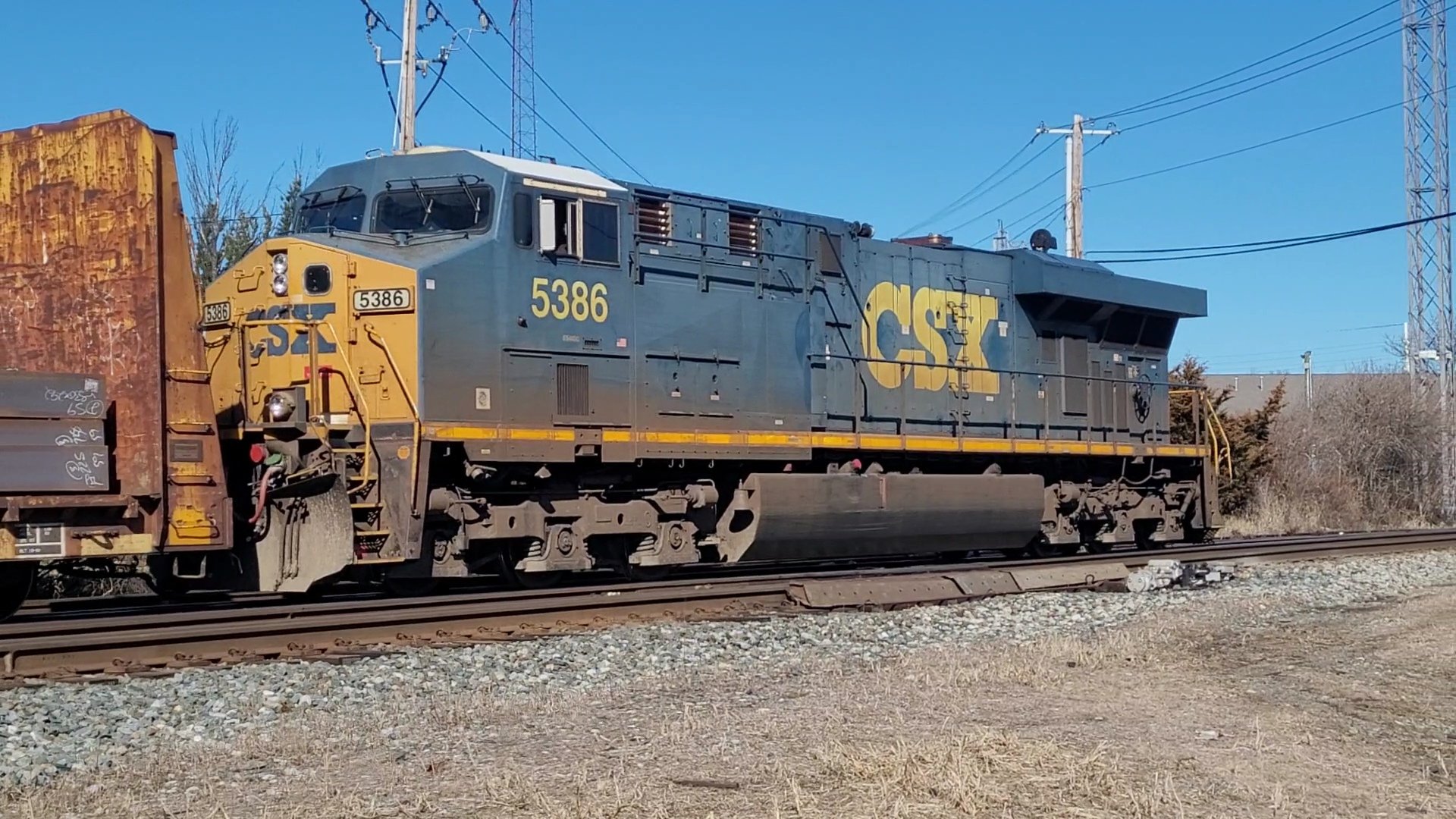 Solve CSX yard job peeking out for headroom jigsaw puzzle online with 527 pieces