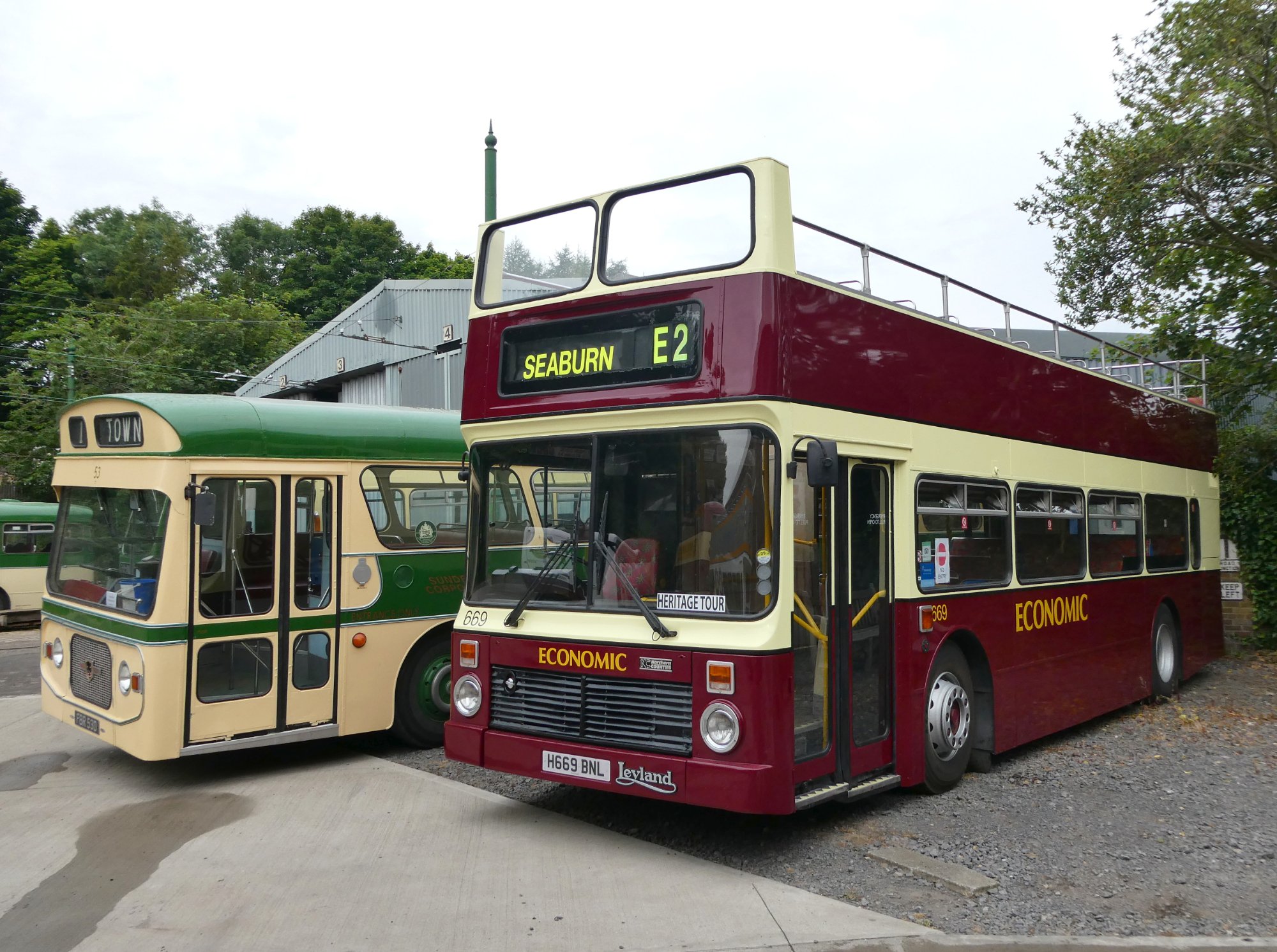 Solve Classic Leyland Buses jigsaw puzzle online with 300 pieces