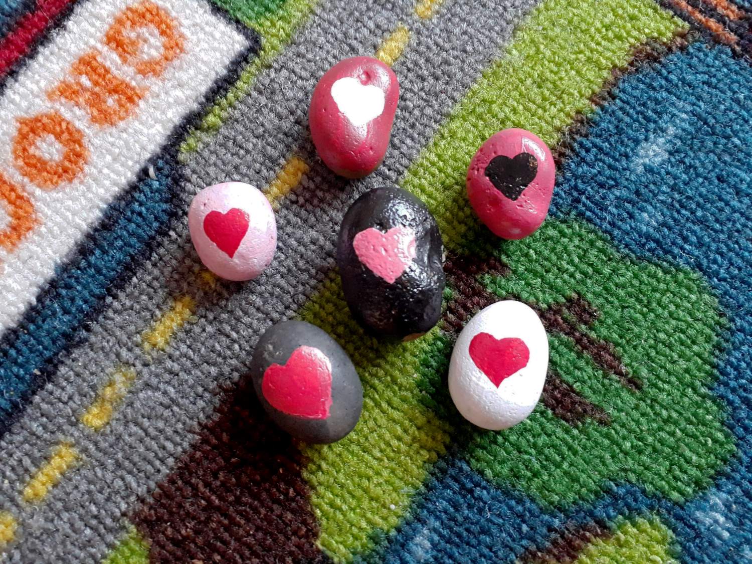 Solve p-Rocks_painted_with_hearts jigsaw puzzle online with 108 pieces