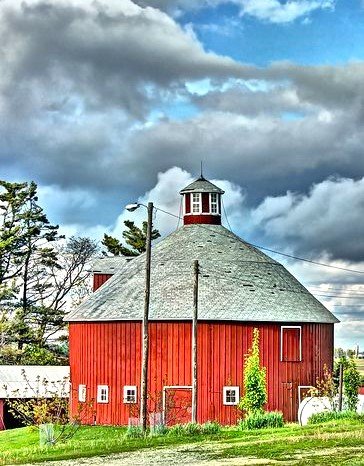 Solve Round Red Barn--Nappanee, Indiana.... jigsaw puzzle online with ...