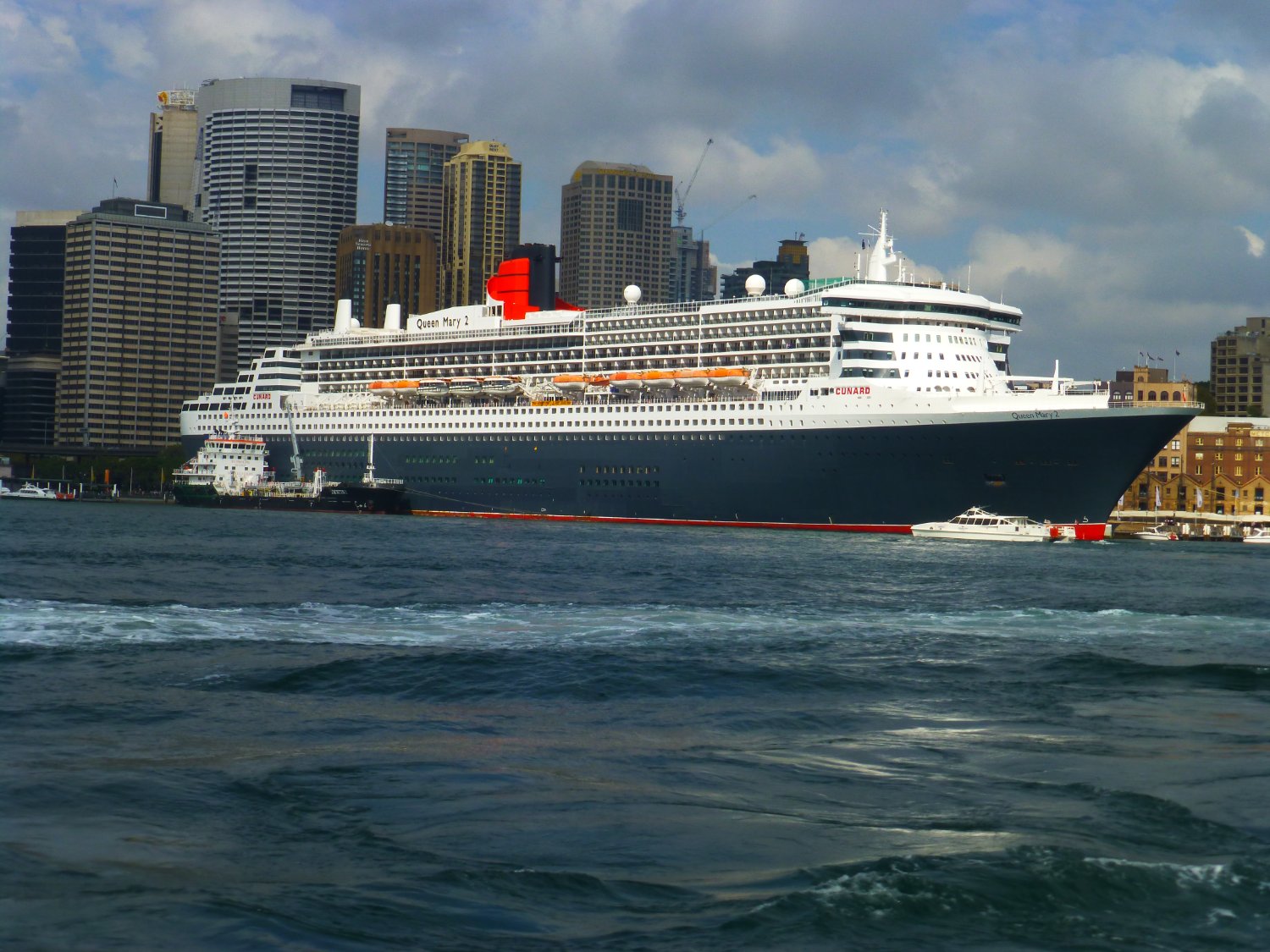 Solve Queen Mary 2 jigsaw puzzle online with 30 pieces