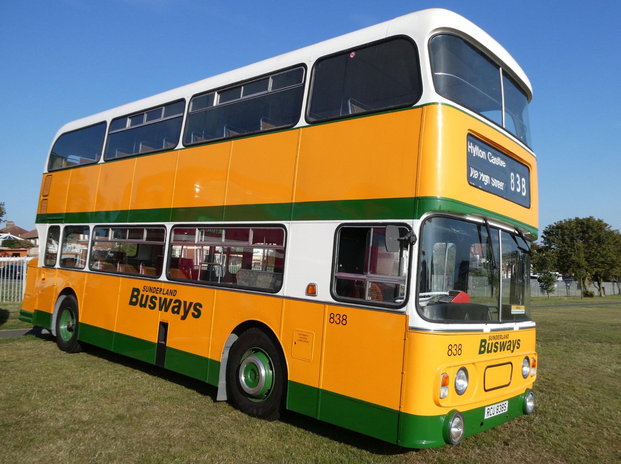 Solve 1977 Daimler Fleetline Bus jigsaw puzzle online with 108 pieces