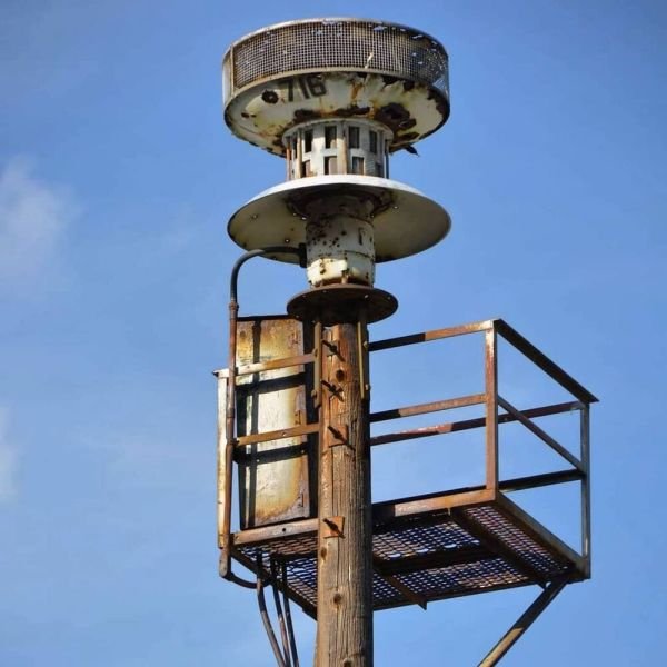Solve CLM 92763CP air raid siren jigsaw puzzle online with 81 pieces