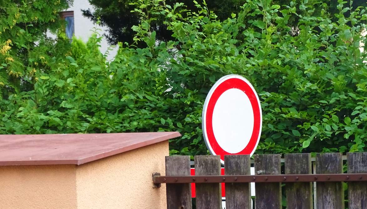 Solve Za plotem jigsaw puzzle online with 15 pieces