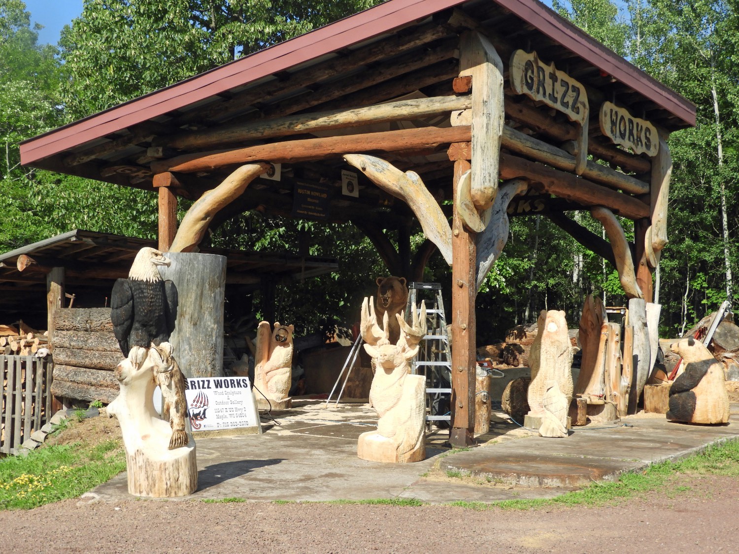 Solve The woodcarving workshop area jigsaw puzzle online with 20 pieces