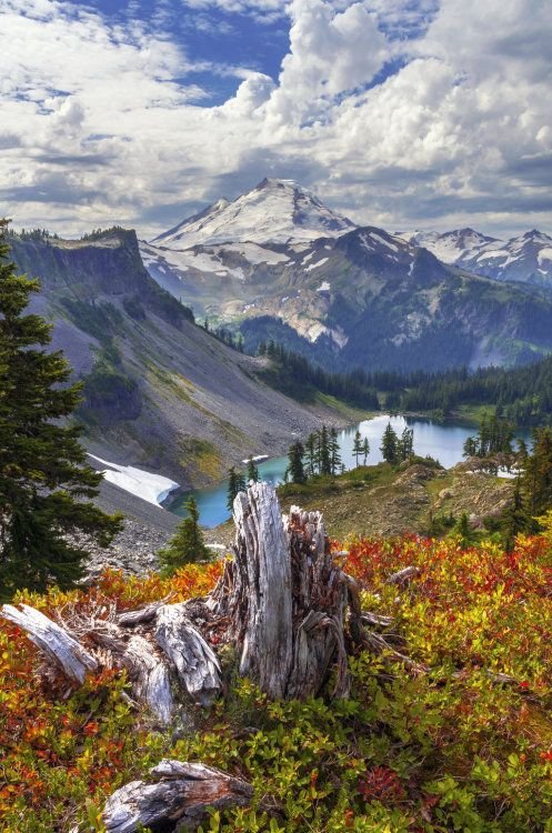 Solve Mountain scenery jigsaw puzzle online with 96 pieces
