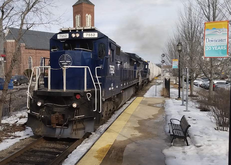 Solve Pan Am C40-8 7552 jigsaw puzzle online with 117 pieces