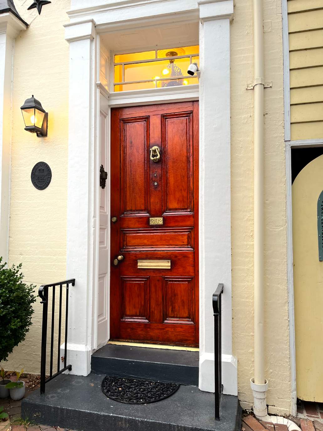 Solve Door jigsaw puzzle online with 88 pieces