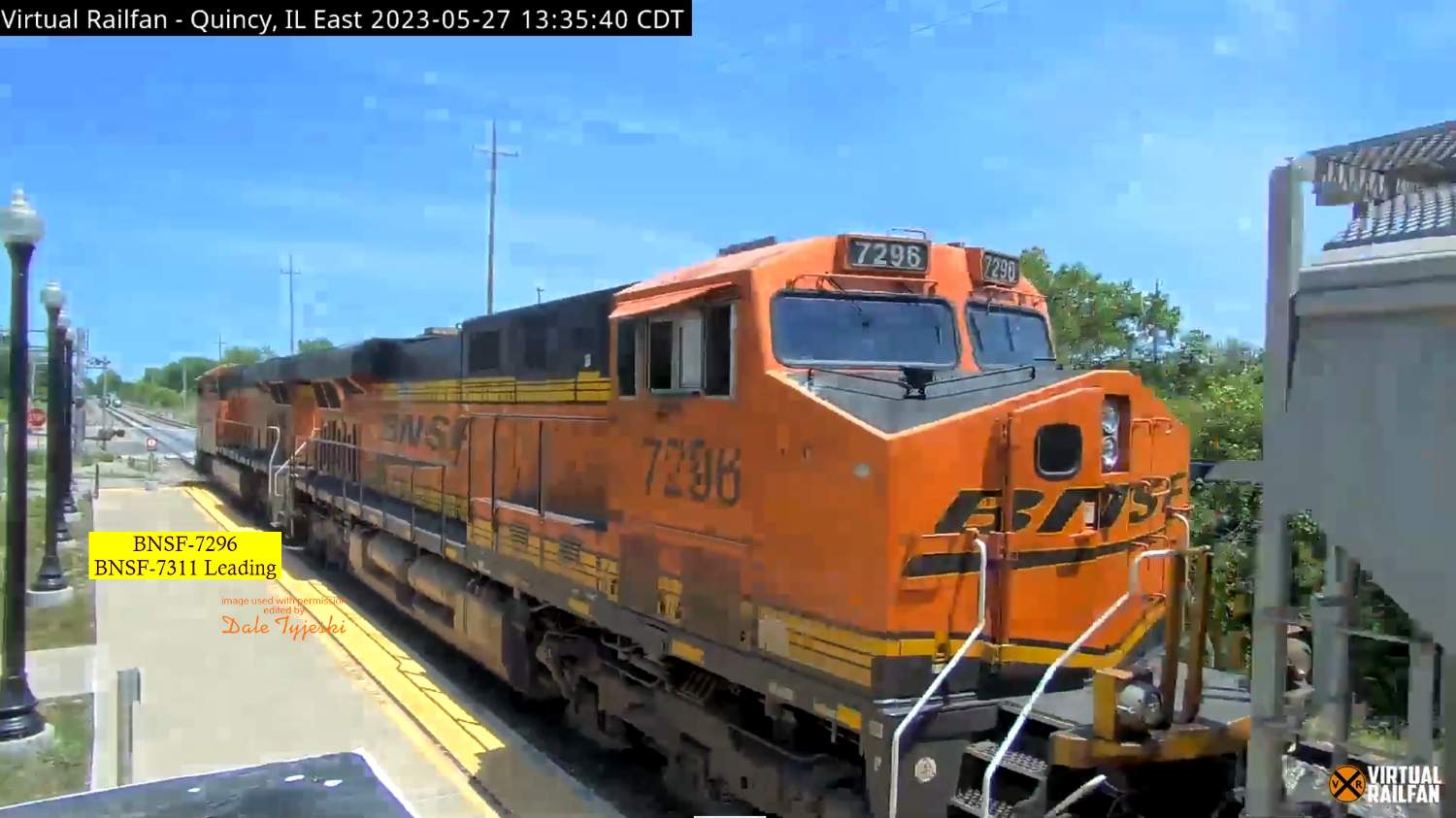 Solve BNSF-7296 with BNSF-7311 leading thru Quincy,ILL/USA jigsaw puzzle online with 45 pieces