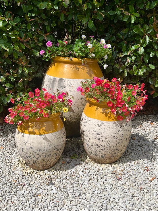 Solve Mr Pot, Mrs Pot and Miss Pot jigsaw puzzle online with 12 pieces