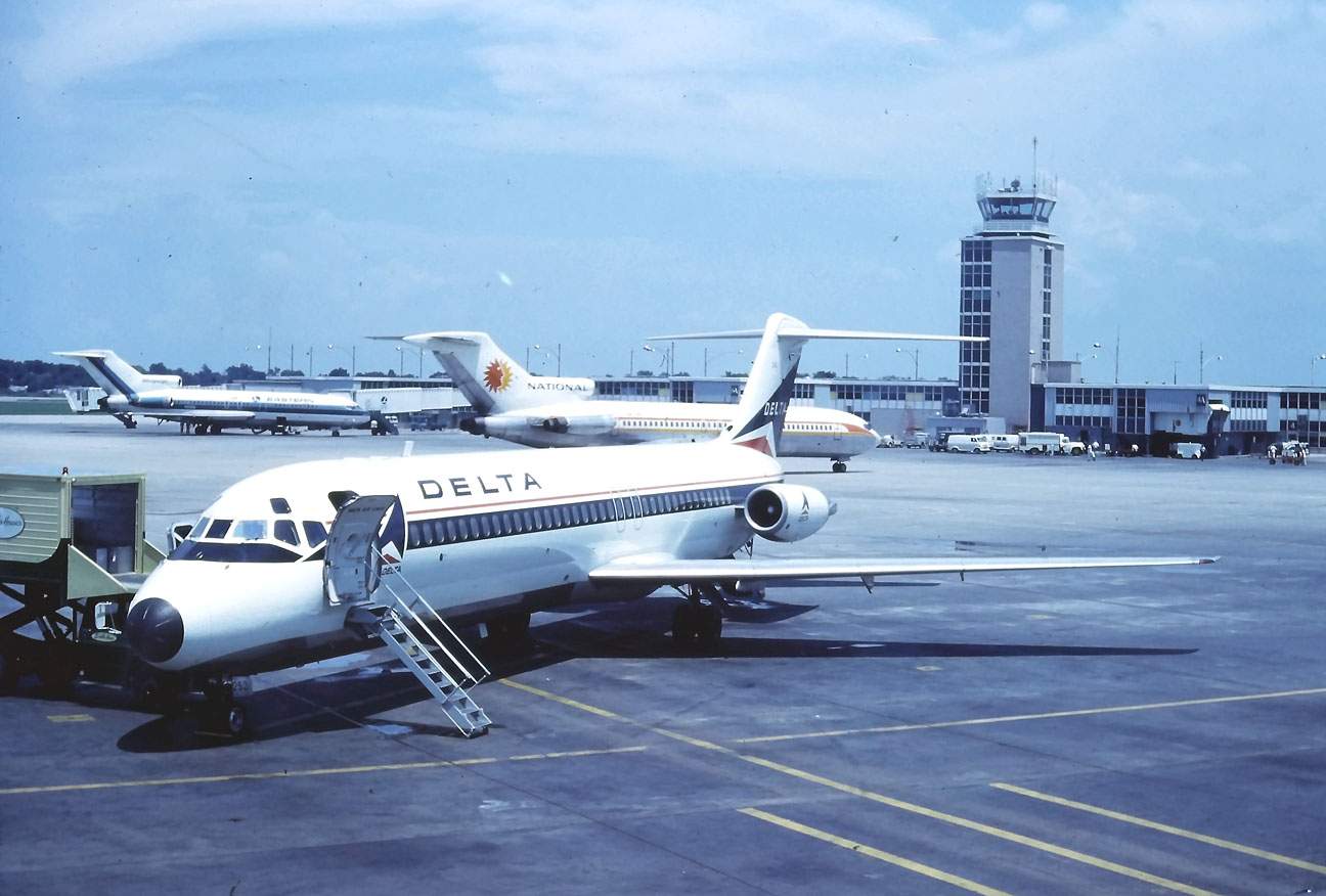 Solve Delta Airlines DC9 (0804) jigsaw puzzle online with 35 pieces