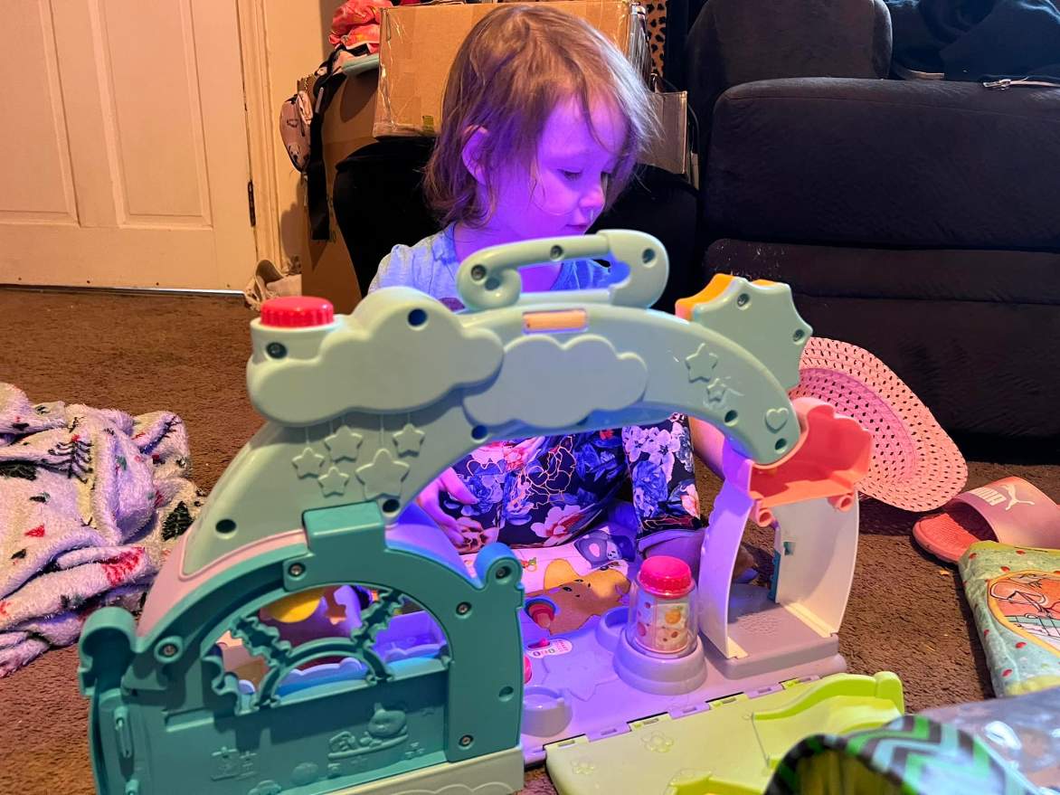 Solve Maddie Playing! (Video) jigsaw puzzle online with 20 pieces