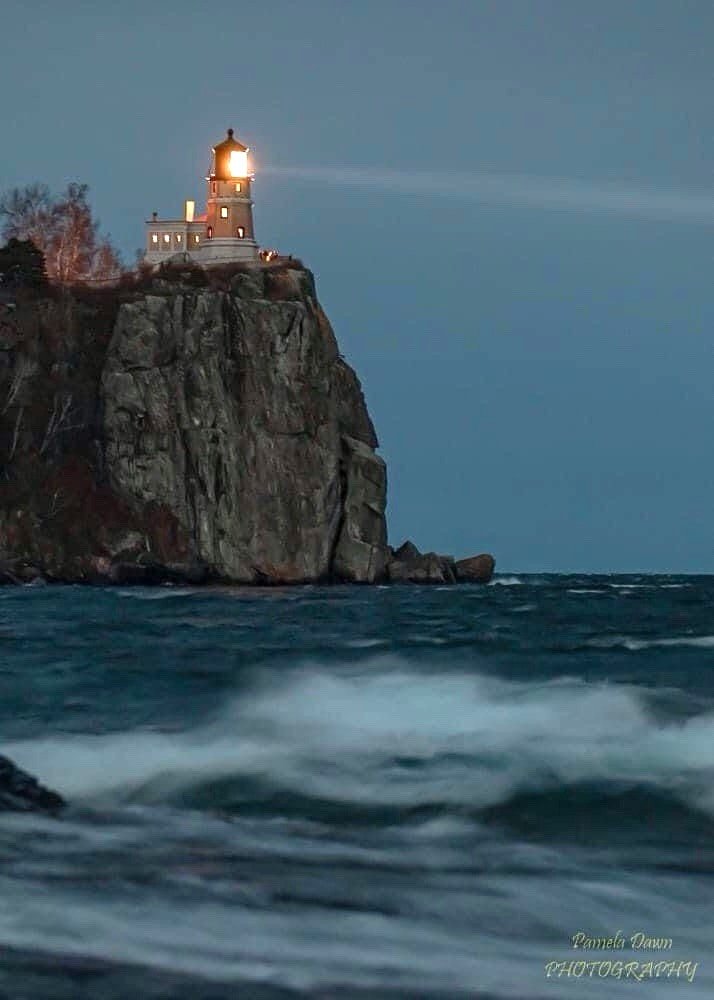 Solve Split Rock Lighthouse jigsaw puzzle online with 35 pieces