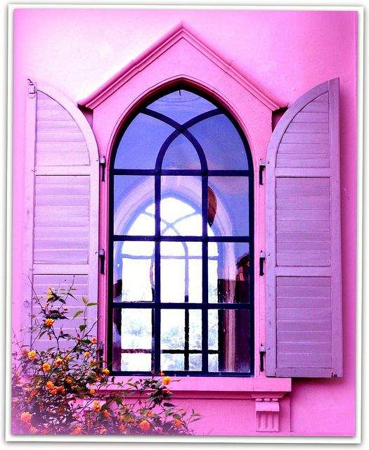 Solve BEAUTIFUL WINDOW jigsaw puzzle online with 63 pieces