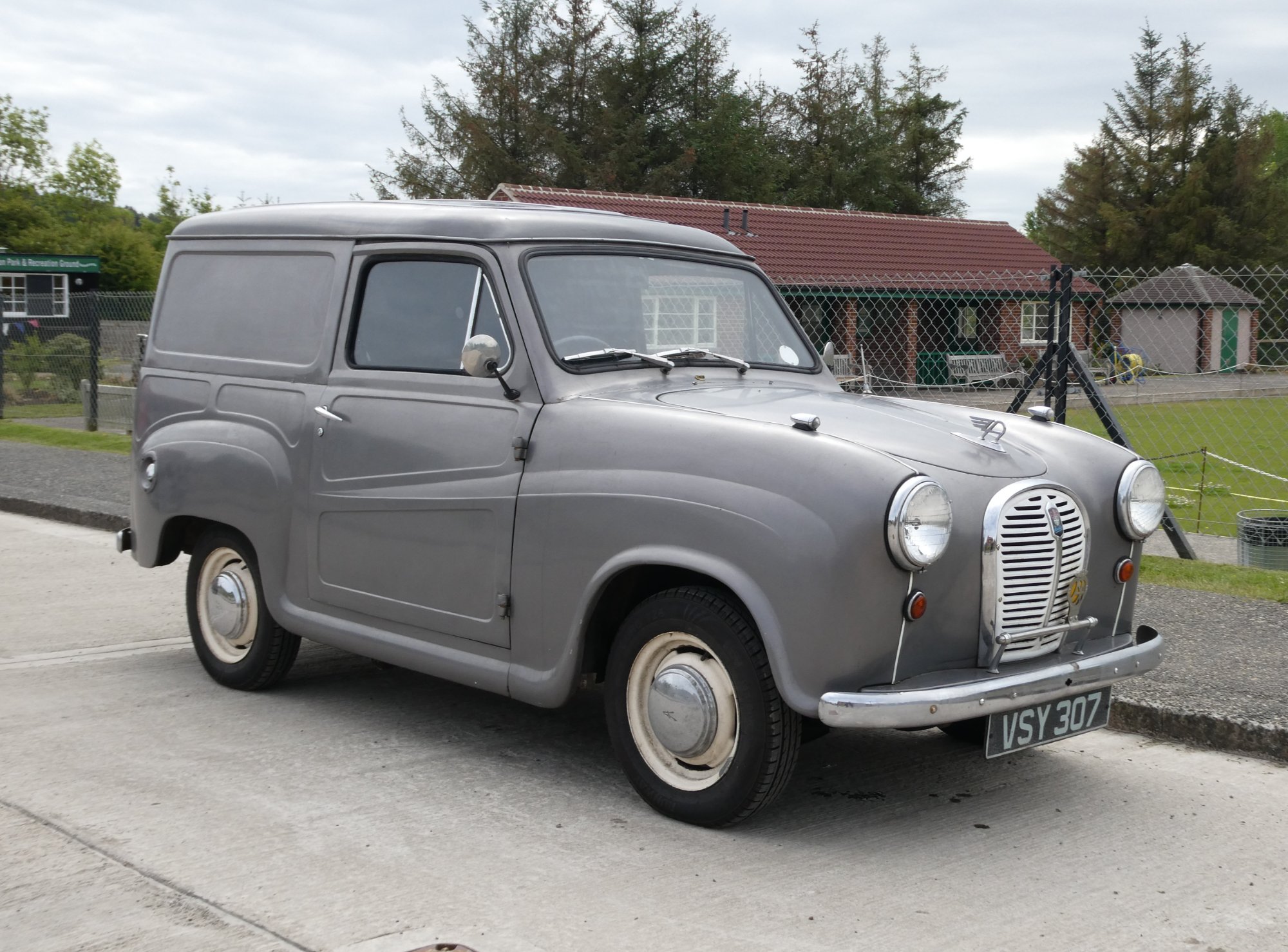 Solve 1963 Austin A35 Van jigsaw puzzle online with 204 pieces