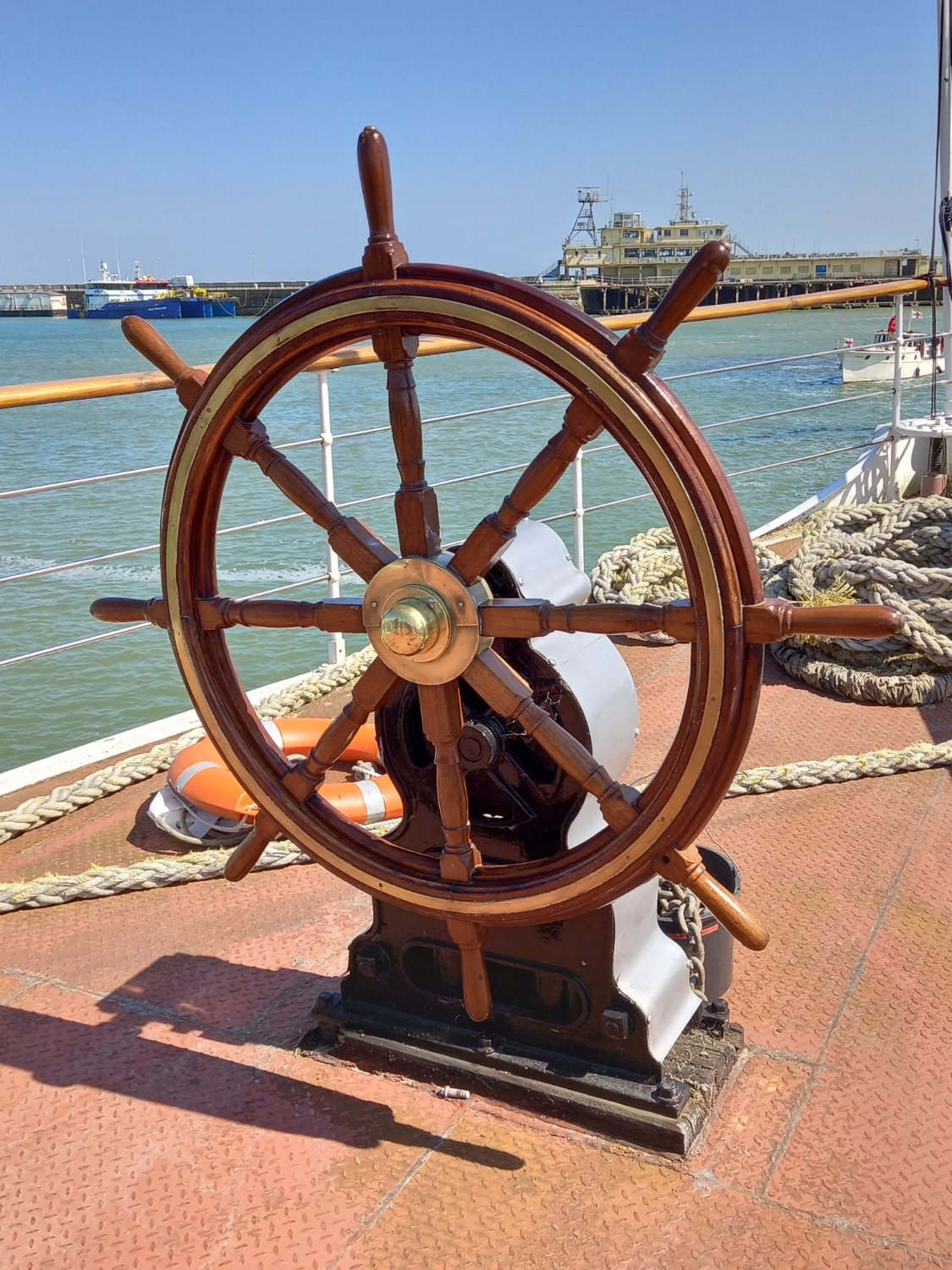 Solve Wheel of the Medway Queen jigsaw puzzle online with 63 pieces