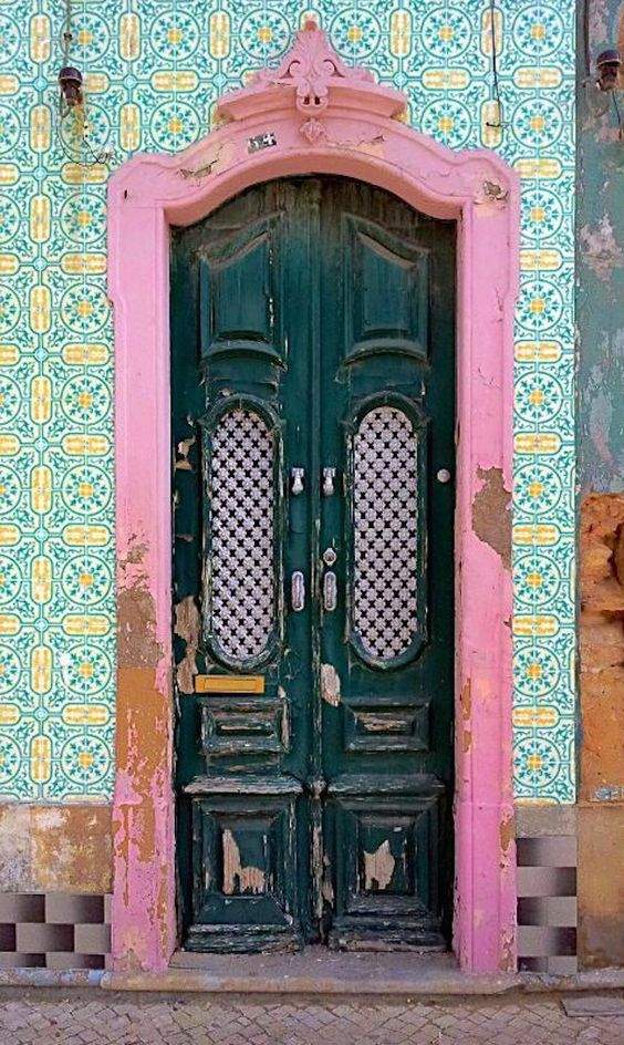 Solve BEAUTIFUL DOOR jigsaw puzzle online with 60 pieces