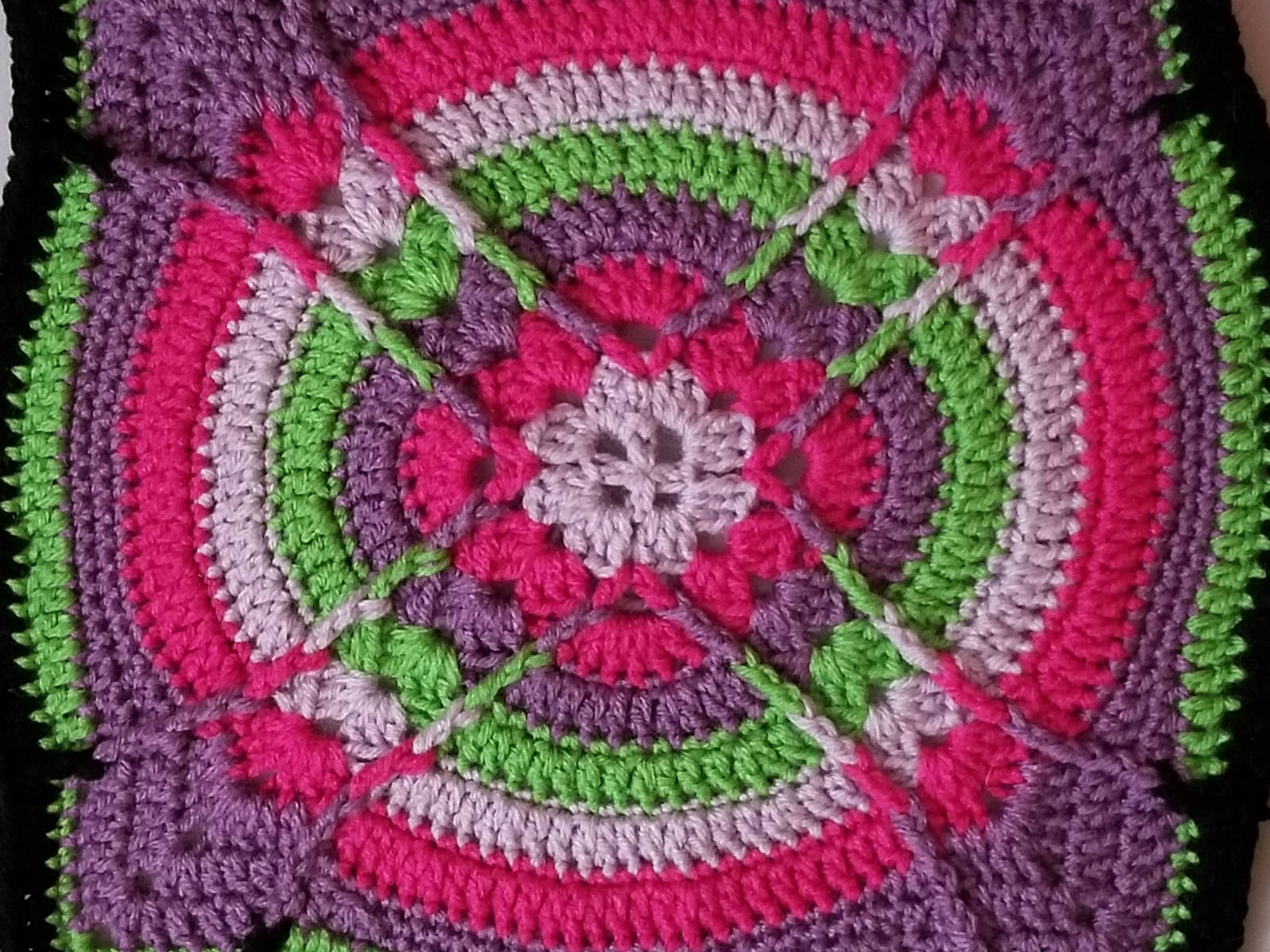Solve Afghan Square jigsaw puzzle online with 540 pieces