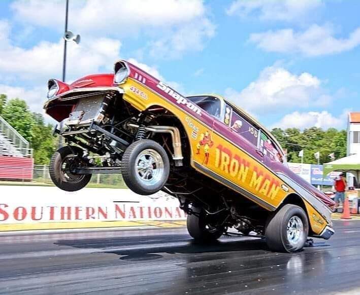 Solve Drag Racing jigsaw puzzle online with 63 pieces