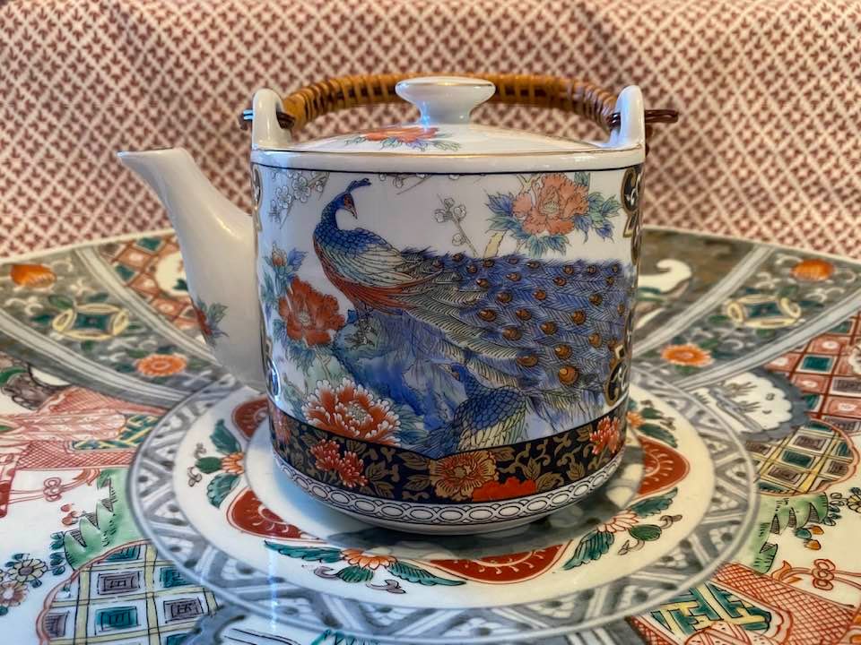 Solve Royal Peacock Teapot jigsaw puzzle online with 80 pieces