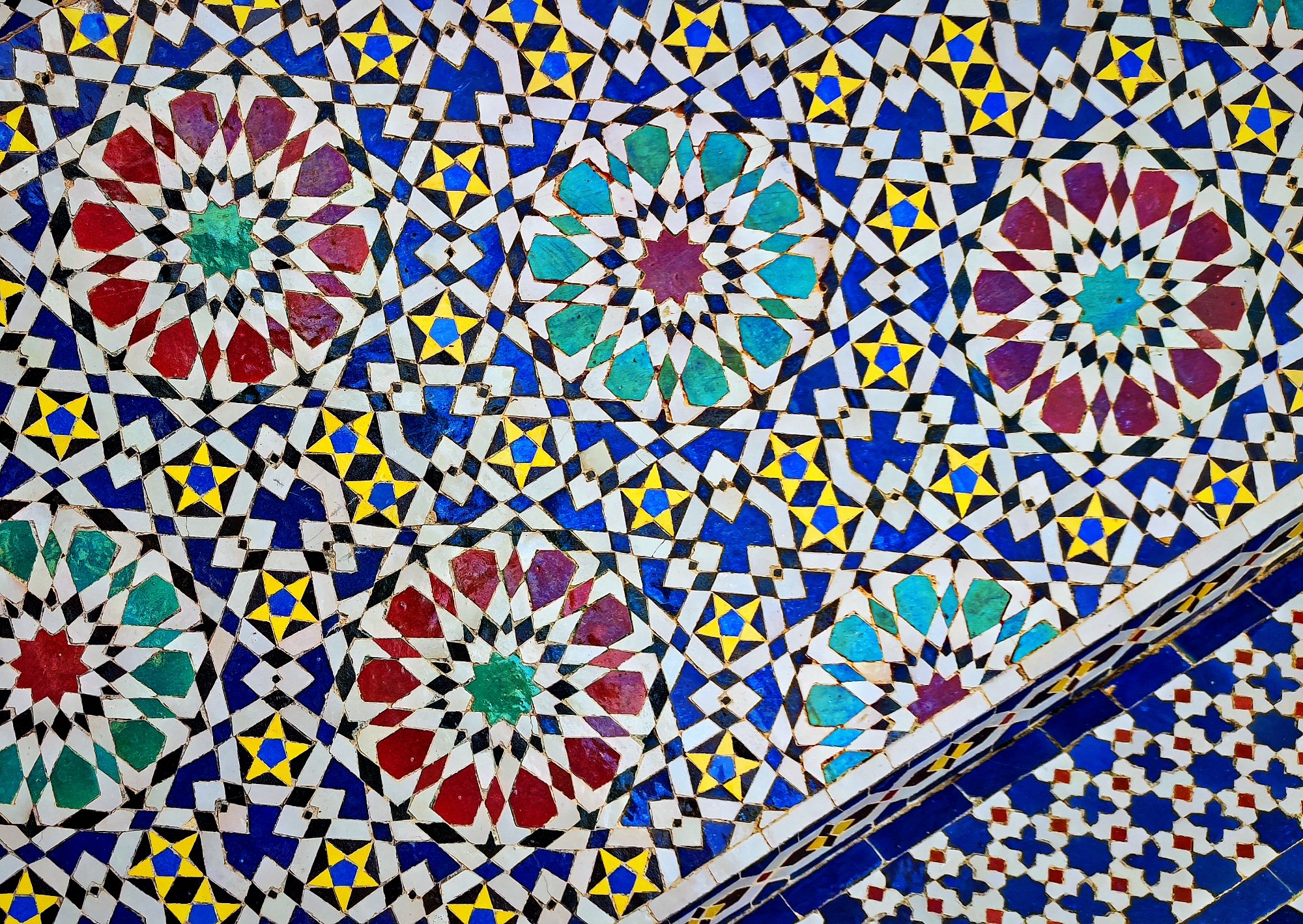 Solve Zellij Traditional Moroccan Mosaic Tilework. jigsaw puzzle online with 280 pieces