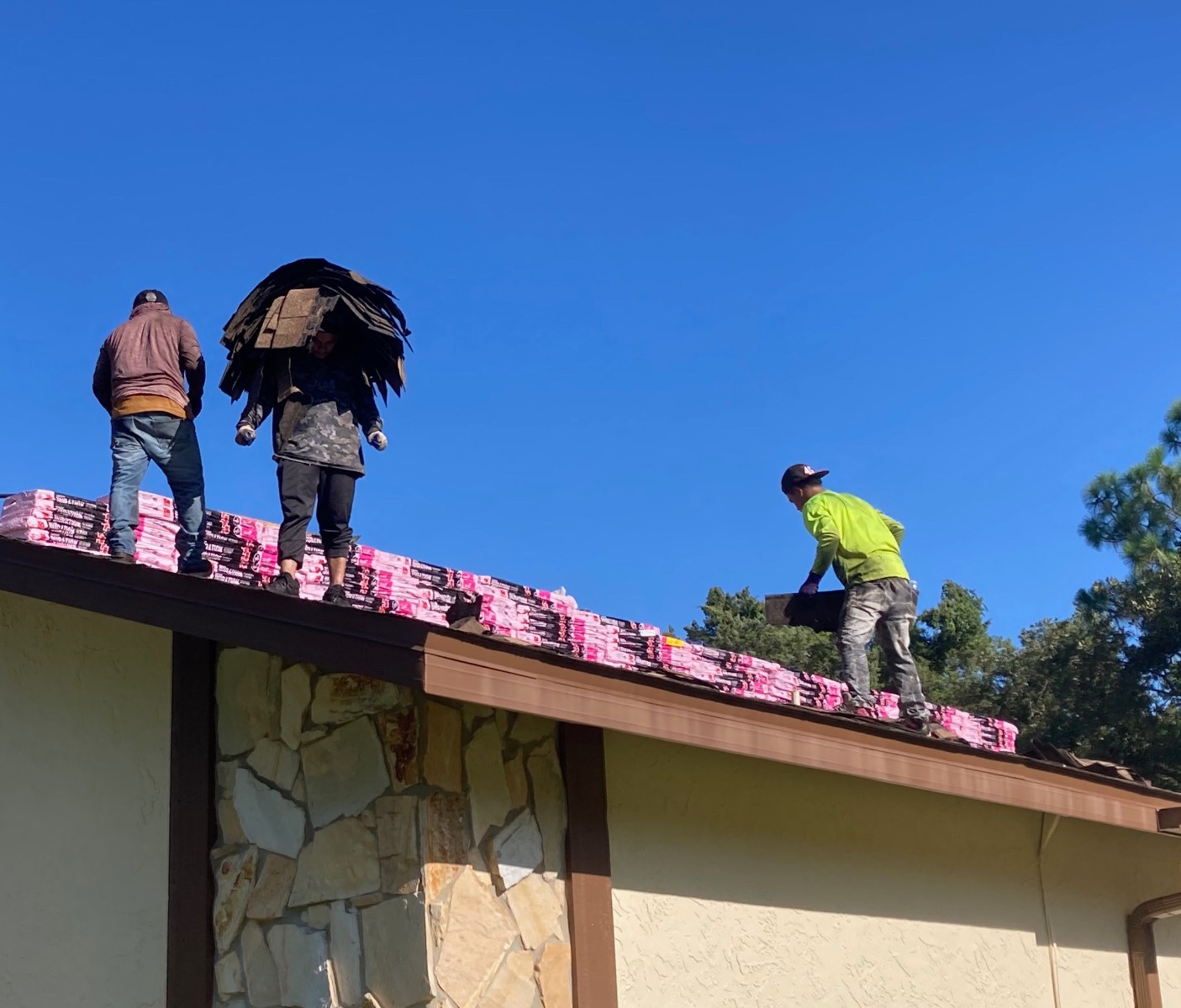 Solve New roof going on. jigsaw puzzle online with 42 pieces