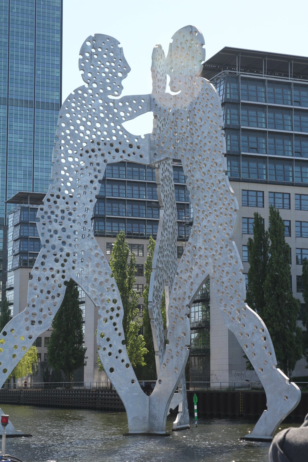 Solve RR_#0046 Molecule Man sculpture - river Spree, Berlin jigsaw ...